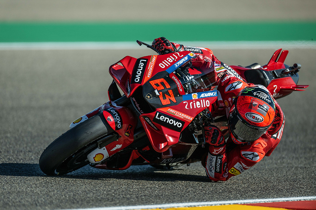 MotoGP. Pagerinęs trasos rekordą, „pole“ Aragone iškovojo F. Bagnaia ...
